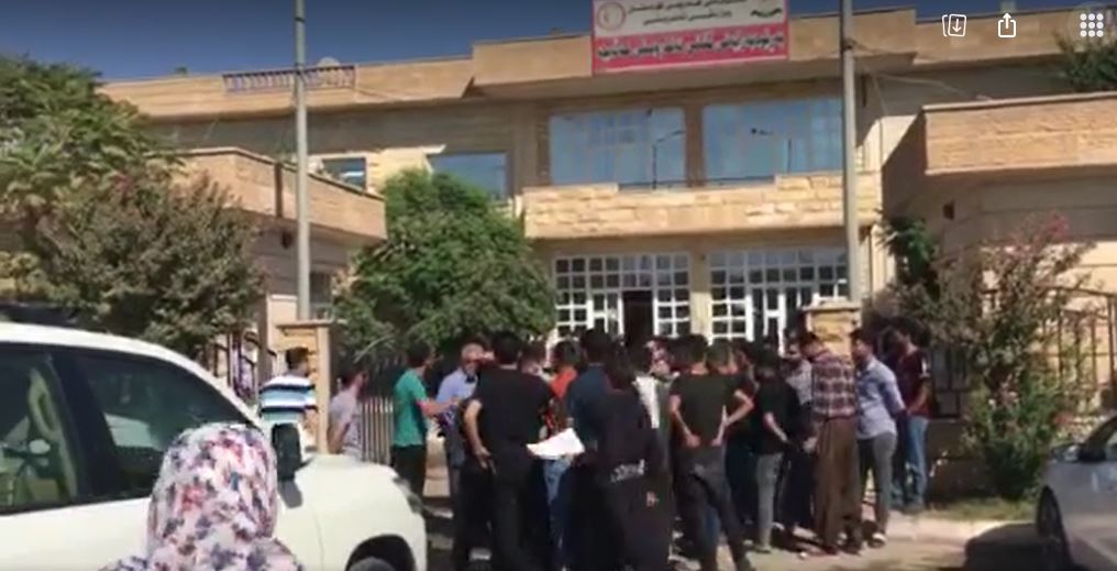 Hospital custodians hold protest in Halabja over months of unpaid wages